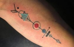 Pfeil Tattoo Designs mit Bedeutungen – 35 Ideen